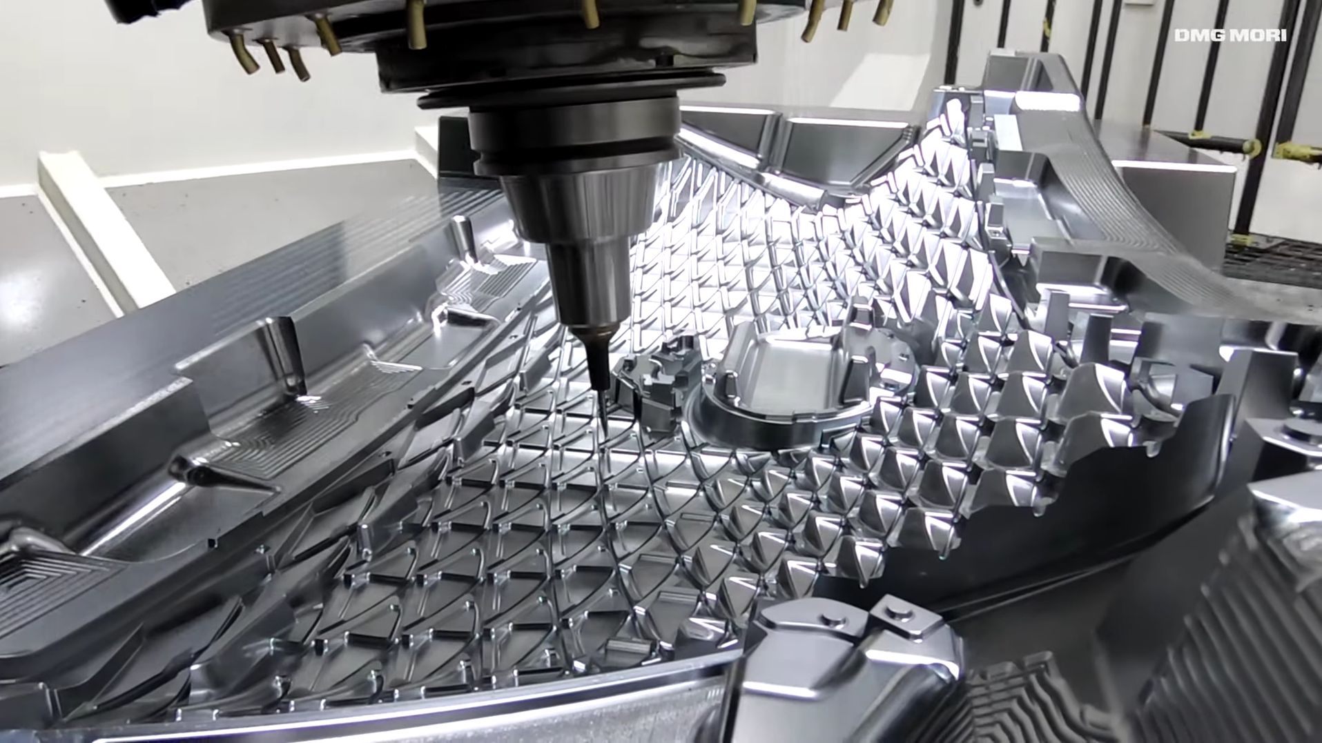 【VIDEFIT REVIEW】DMU210P 紹介動画 グリル金型加工 | ものづくりmagazine by Techtrage